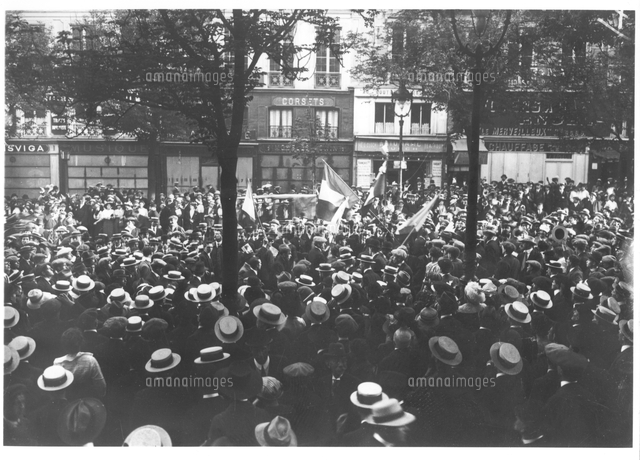 The crowd acclaiming the departure of the reservists, Paris ...