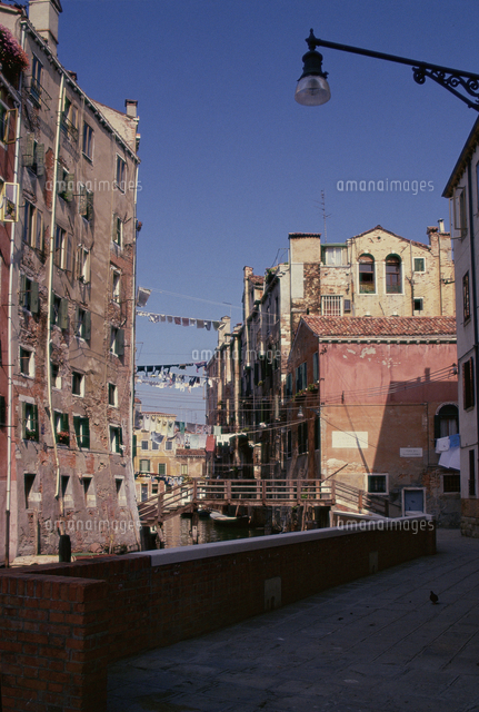 Tenement buildings in the Ghetto[22040175650]の写真素材・イラスト素材｜アマナイメージズ
