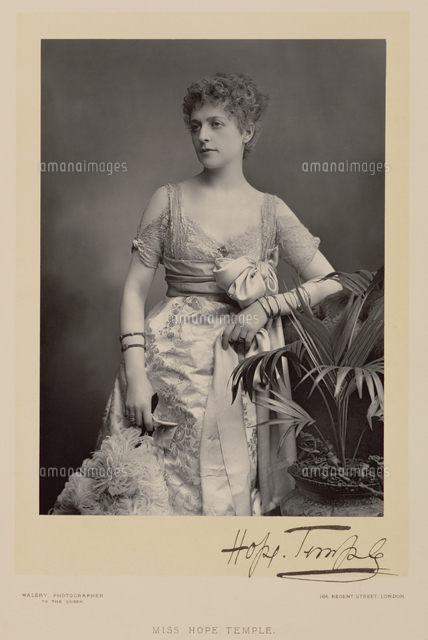 Miss Hope Temple, portrait photograph[22040192141]の写真素材・イラスト素材｜アマナイメージズ