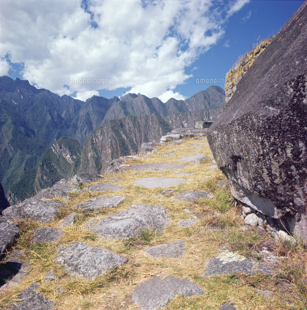 View of a precipice[22040209784]の写真素材・イラスト素材｜アマナイメージズ