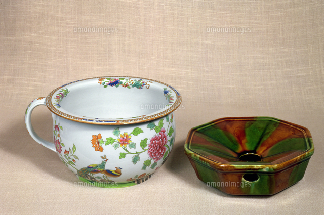 Two chamber pots[22040241406]の写真素材・イラスト素材｜アマナイメージズ