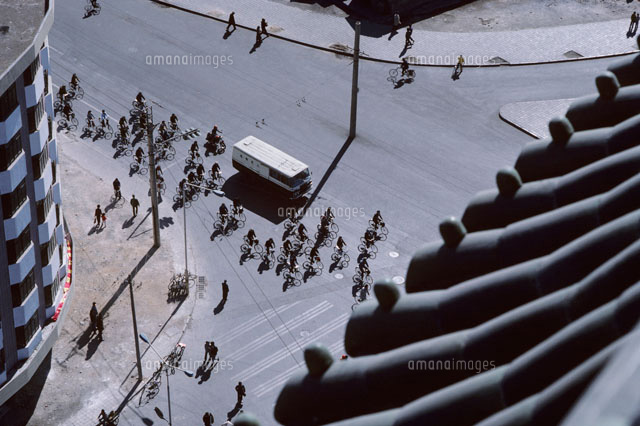 rooftop of Localon bikes at intersection[22157009517]の写真素材・イラスト素材｜アマナイメージズ