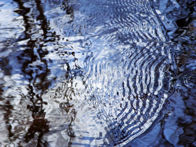 Blue water patterns and reflections[22157011279]の写真素材・イラスト素材｜アマナイメージズ