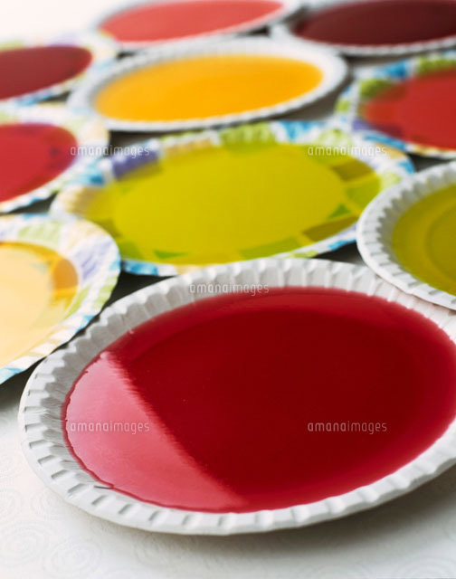 Coloured jellies on paper plates[22199020791]の写真素材・イラスト素材｜アマナイメージズ