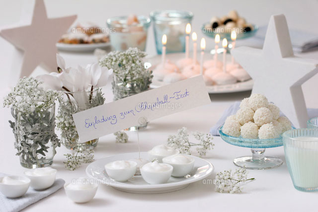 Table laid for a Snowball party[22199027920]の写真素材・イラスト素材｜アマナイメージズ
