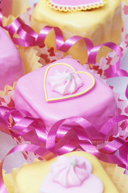 Small iced cakes for Valentines Day[22199028156]の写真素材・イラスト素材｜アマナイメージズ