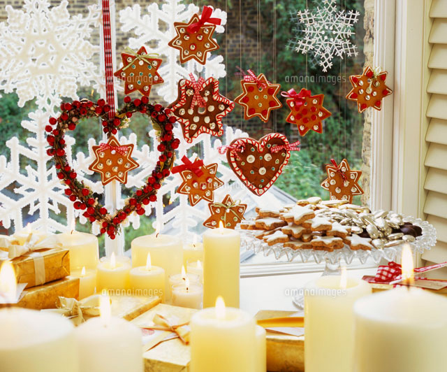 window decorated with Christmas biscuits[22199028191]の写真素材・イラスト素材｜アマナイメージズ