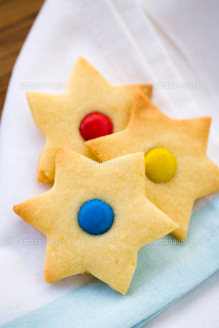 Three star-shaped biscuits[22199029927]の写真素材・イラスト素材｜アマナイメージズ