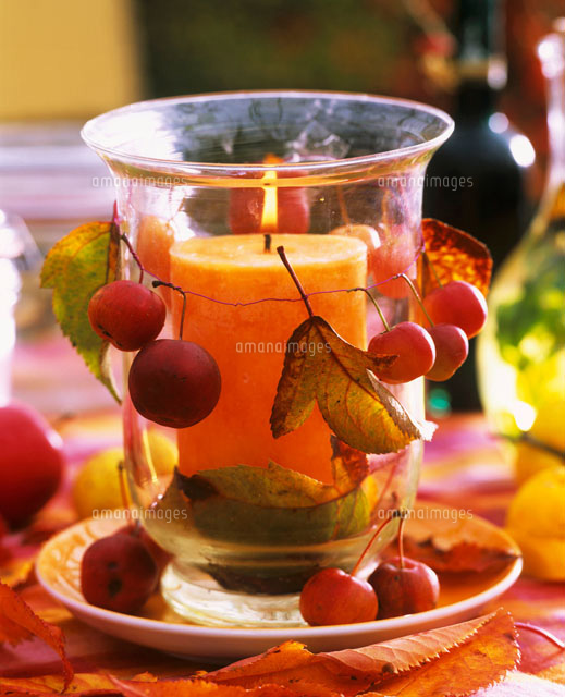 Glass windlight with orange candle[22199033511]の写真素材・イラスト素材｜アマナイメージズ