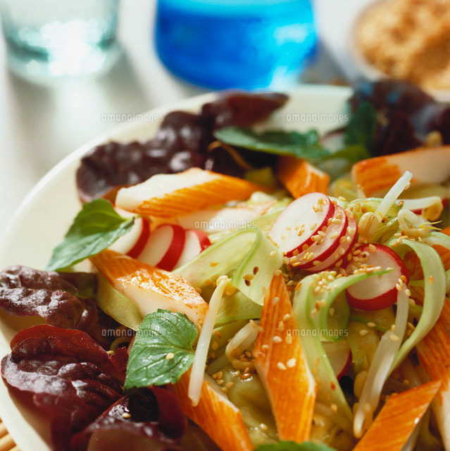 Mixed salad with surimi and sesame seeds[22199036606]の写真素材・イラスト素材｜アマナイメージズ