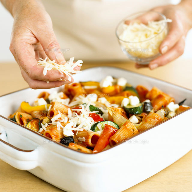 Sprinkling cheese[22199039030]の写真素材・イラスト素材｜アマナイメージズ