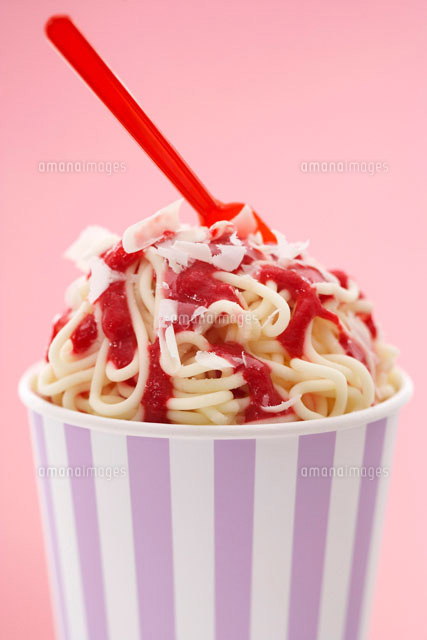 Ice cream spaghetti in cardboard tub[22199039175]の写真素材・イラスト素材｜アマナイメージズ
