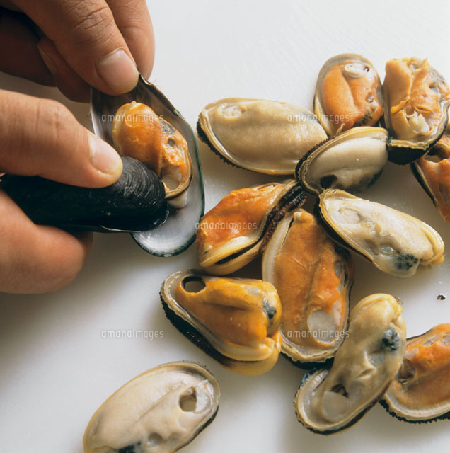 Taking cooked mussels out of shells[22199043440]の写真素材・イラスト素材｜アマナイメージズ
