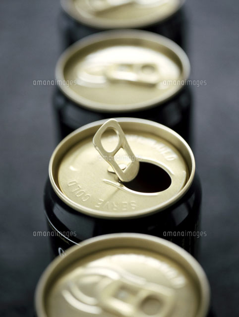 Beer cans， one opened[22199048008]の写真素材・イラスト素材｜アマナイメージズ