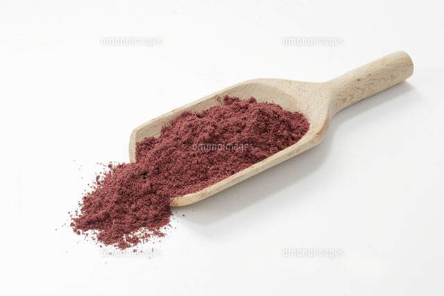 Purple curry powder in wooden scoop[22199048325]の写真素材・イラスト素材｜アマナイメージズ