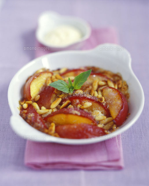 Sweet nectarine gratin with pine nuts[22199051180]の写真素材・イラスト素材｜アマナイメージズ