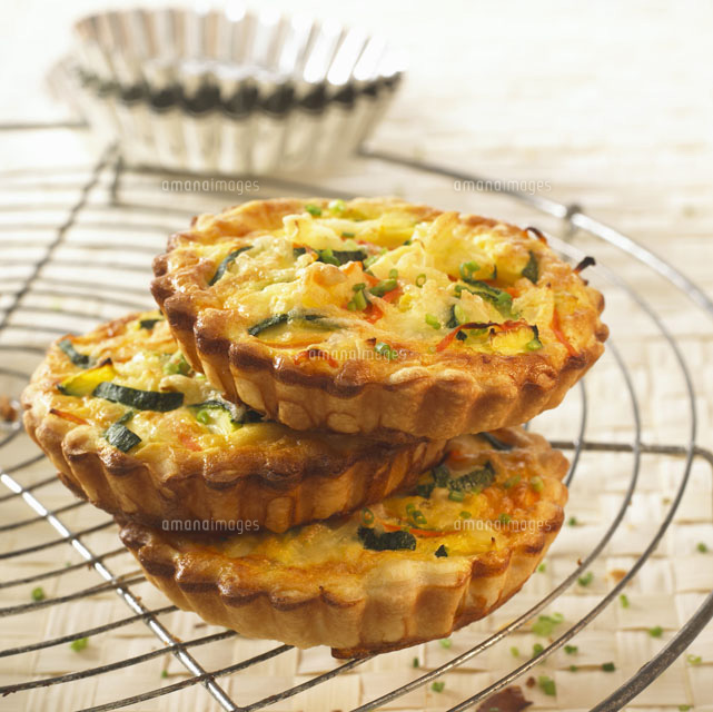 Savoury vegetable tarts on cake rack[22199053931]の写真素材・イラスト素材｜アマナイメージズ
