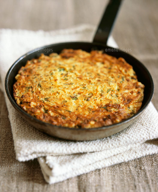 Roesti in a frying pan[22199055418]の写真素材・イラスト素材｜アマナイメージズ