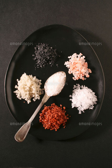 Various types of salt on plate (overhead view)[22199062416]の写真素材・イラスト素材 ...