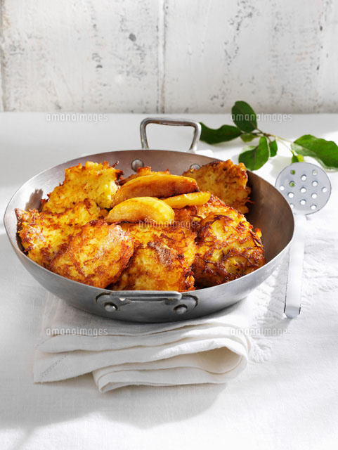 Apple and potato roesti in frying pan[22199062628]の写真素材・イラスト素材｜アマナイメージズ