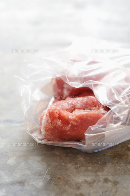 Frozen turkey in freezer bag[22199062844]の写真素材・イラスト素材｜アマナイメージズ