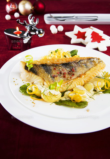 Fried zander fillet for Christmas dinner[22199065109]の写真素材・イラスト素材｜アマナイメージズ