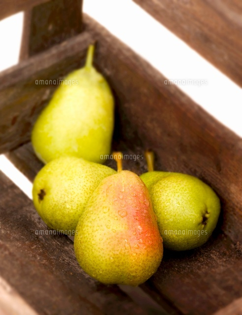 Freshly washed pears in a wooden box[22199065358]の写真素材・イラスト素材｜アマナイメージズ