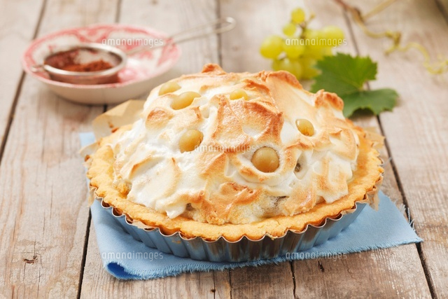 Grape tart with a meringue topping[22199065861]の写真素材・イラスト素材｜アマナイメージズ