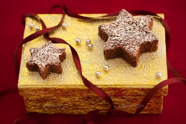 Chocolate stars on a golden gift box[22199066037]の写真素材・イラスト素材｜アマナイメージズ