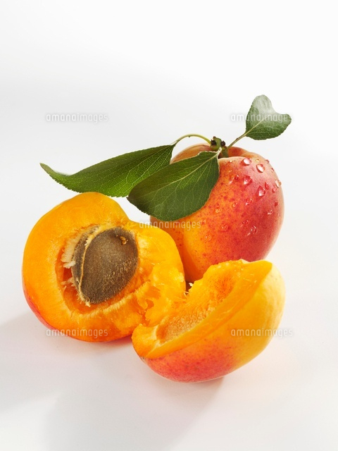 Freshly washed apricots, whole and halved[22199067131]の写真素材・イラスト素材｜アマナイメージズ
