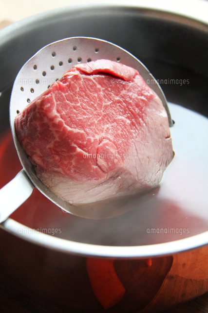 Poached beef fillet (German Voice Over)[22199074552]の写真素材・イラスト素材｜アマナイメージズ