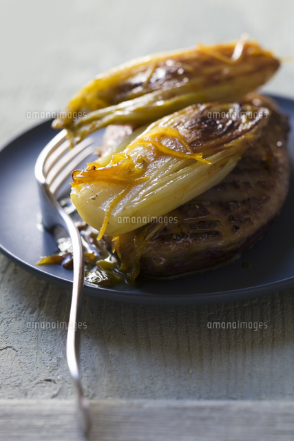 Duck with braised chicory[22199076415]の写真素材・イラスト素材｜アマナイメージズ