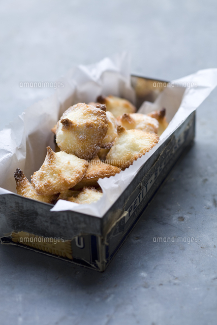 Coconut macaroons in a biscuit tin[22199076648]の写真素材・イラスト素材｜アマナイメージズ