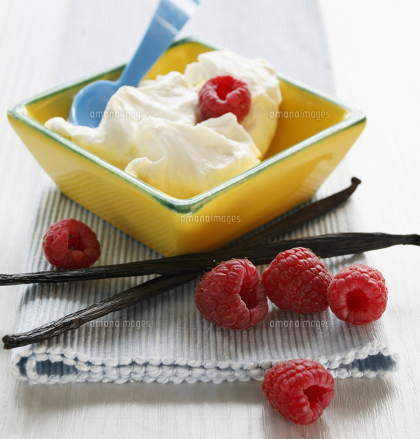 Vanilla quark with fresh raspberries[22199080514]の写真素材・イラスト素材｜アマナイメージズ