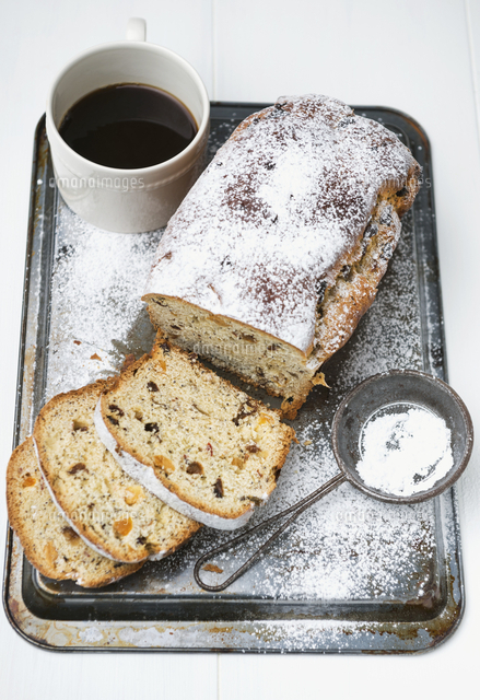 Yeast-raised cake with raisins and icing sugar[22199080771]の写真素材・イラスト素材 ...