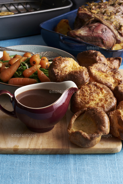 Yorkshire puddings with a gravy boat[22199083988]の写真素材・イラスト素材｜アマナイメージズ