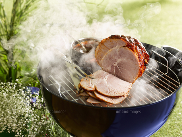 Hot smoked ham on a grill[22199087645]の写真素材・イラスト素材｜アマナイメージズ