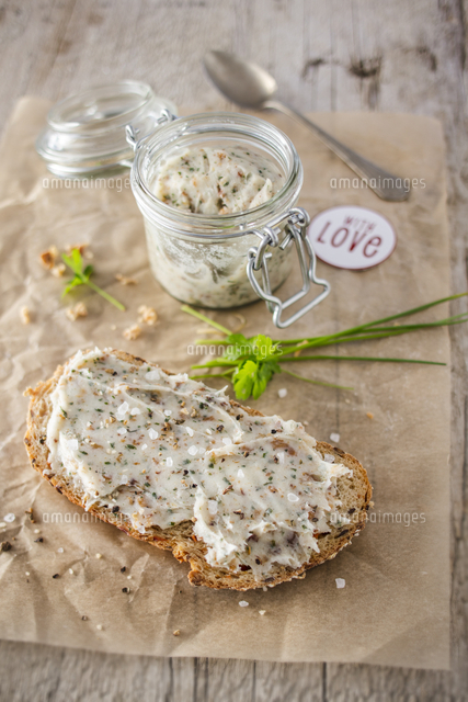 Crackling fat with herbs on carrot bread[22199088060]の写真素材・イラスト素材｜アマナイメージズ