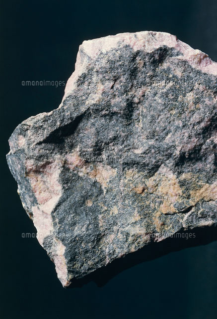 Close up of a rhodonite rock[22907002157]の写真素材・イラスト素材｜アマナイメージズ