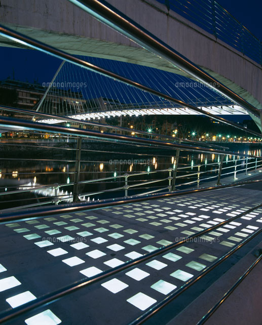 Campo Volantin Footbridge[25937001401]の写真素材・イラスト素材｜アマナイメージズ