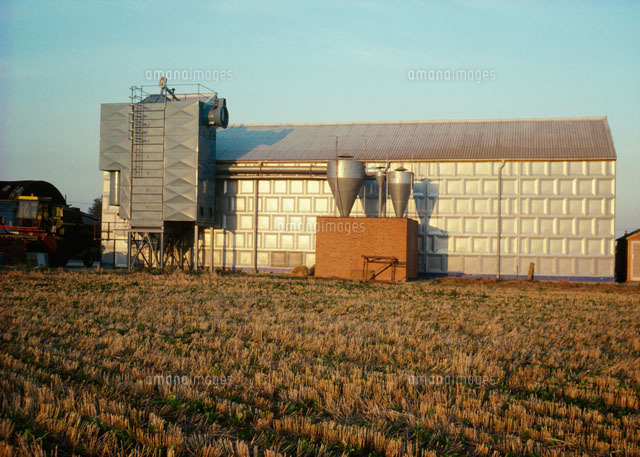 farm building-granary or barn[25937004132]の写真素材・イラスト素材｜アマナイメージズ