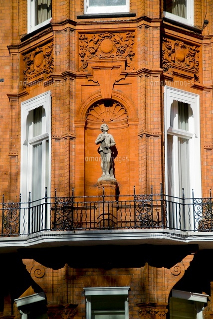 Red brick corner balcony with niche and statue on Cadogan's[25937006351 ...