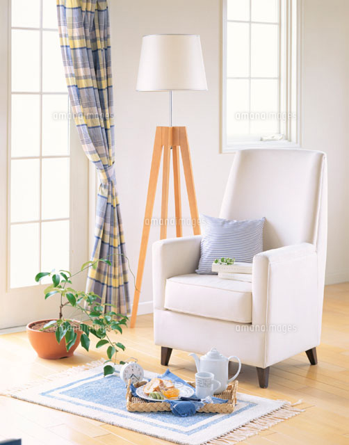 窓辺のイスとライトとティーセット[02022031222]の写真素材・イラスト素材｜アマナイメージズ