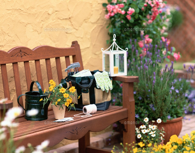 ベンチの上のガーデニングツール[02022090232]の写真素材・イラスト素材｜アマナイメージズ