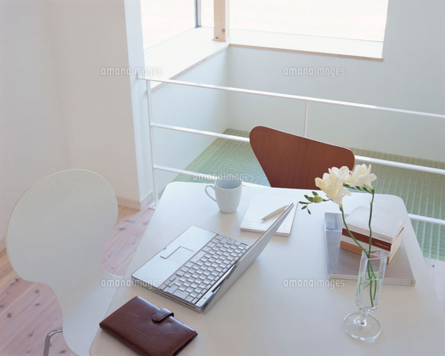 パソコンとフリージャ[02022345137]の写真素材・イラスト素材｜アマナイメージズ