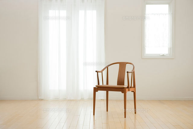 リビングルームの椅子[02022346315]の写真素材・イラスト素材｜アマナイメージズ