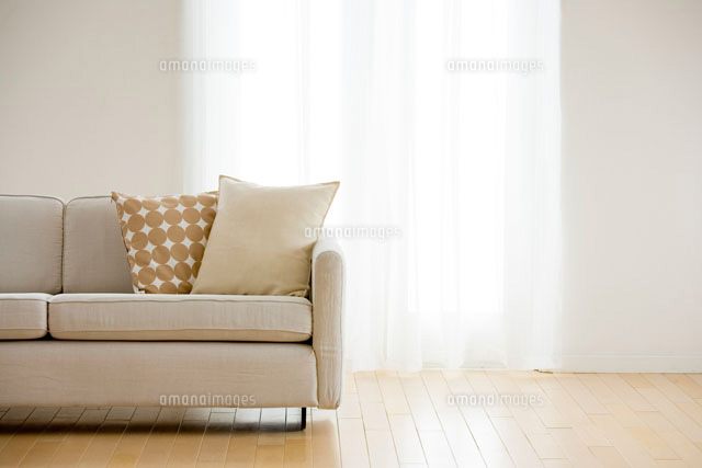 リビングルームのソファー[02022346316]の写真素材・イラスト素材｜アマナイメージズ