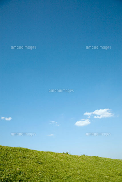 土手と青空[02022346408]の写真素材・イラスト素材｜アマナイメージズ