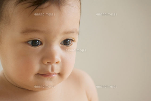 アップの赤ちゃん[02022346434]の写真素材・イラスト素材｜アマナイメージズ