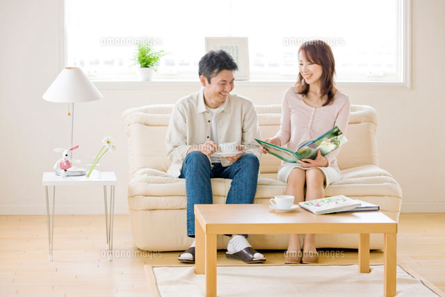 リビングのカップル[02022346847]の写真素材・イラスト素材｜アマナイメージズ